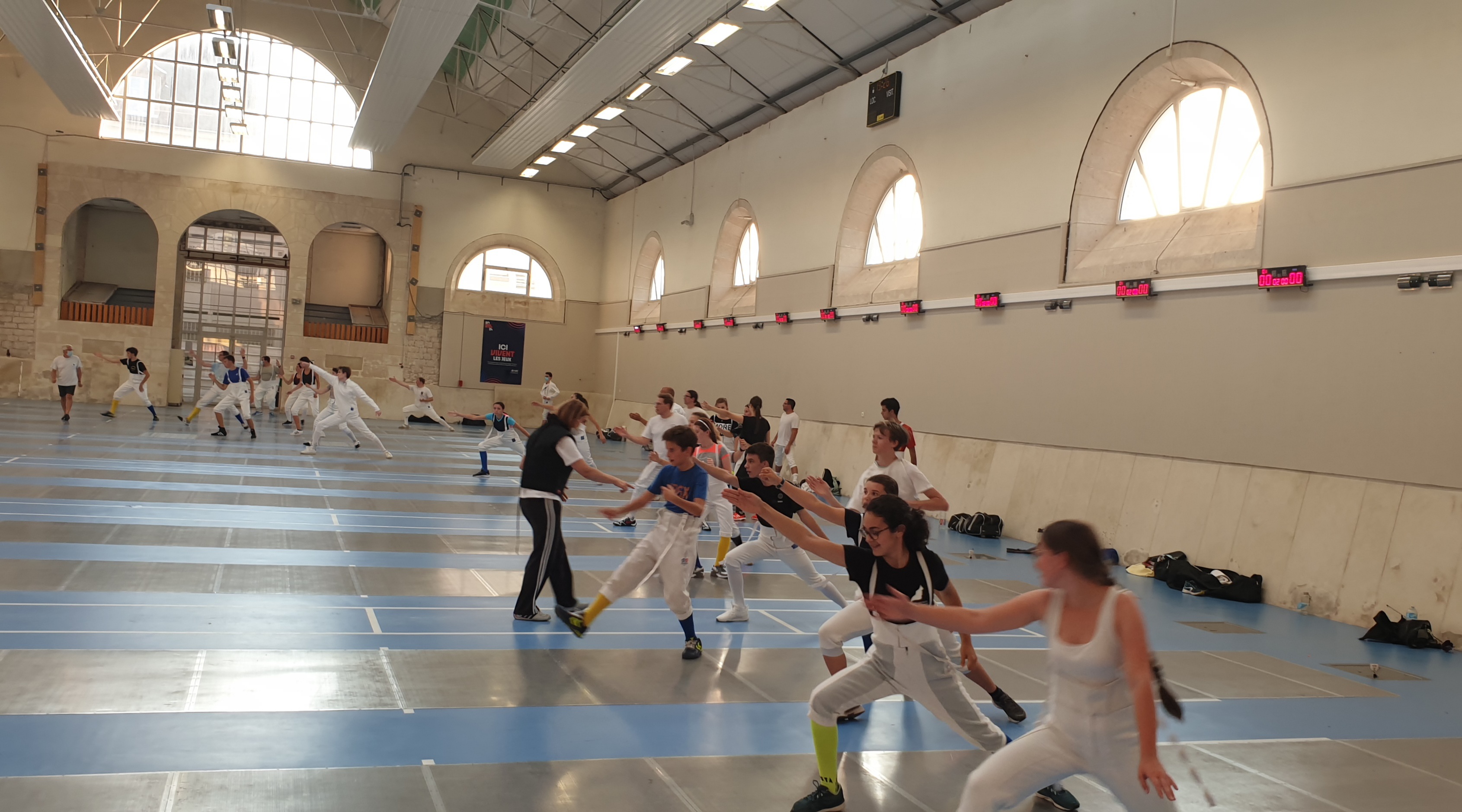 C'est beau une salle d'armes remplie d'escrimeurs : fleuret, épée ...